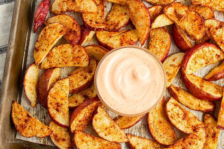 Seasoned Red Potato Wedges with Quick Sriracha Mayo - Joyfully Full