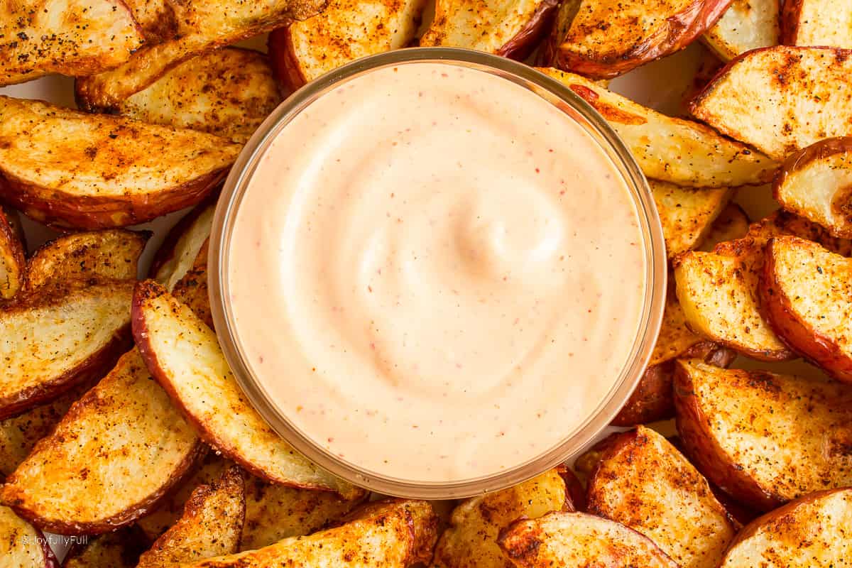 Seasoned Red Potato Wedges with Quick Sriracha Mayo - Joyfully Full